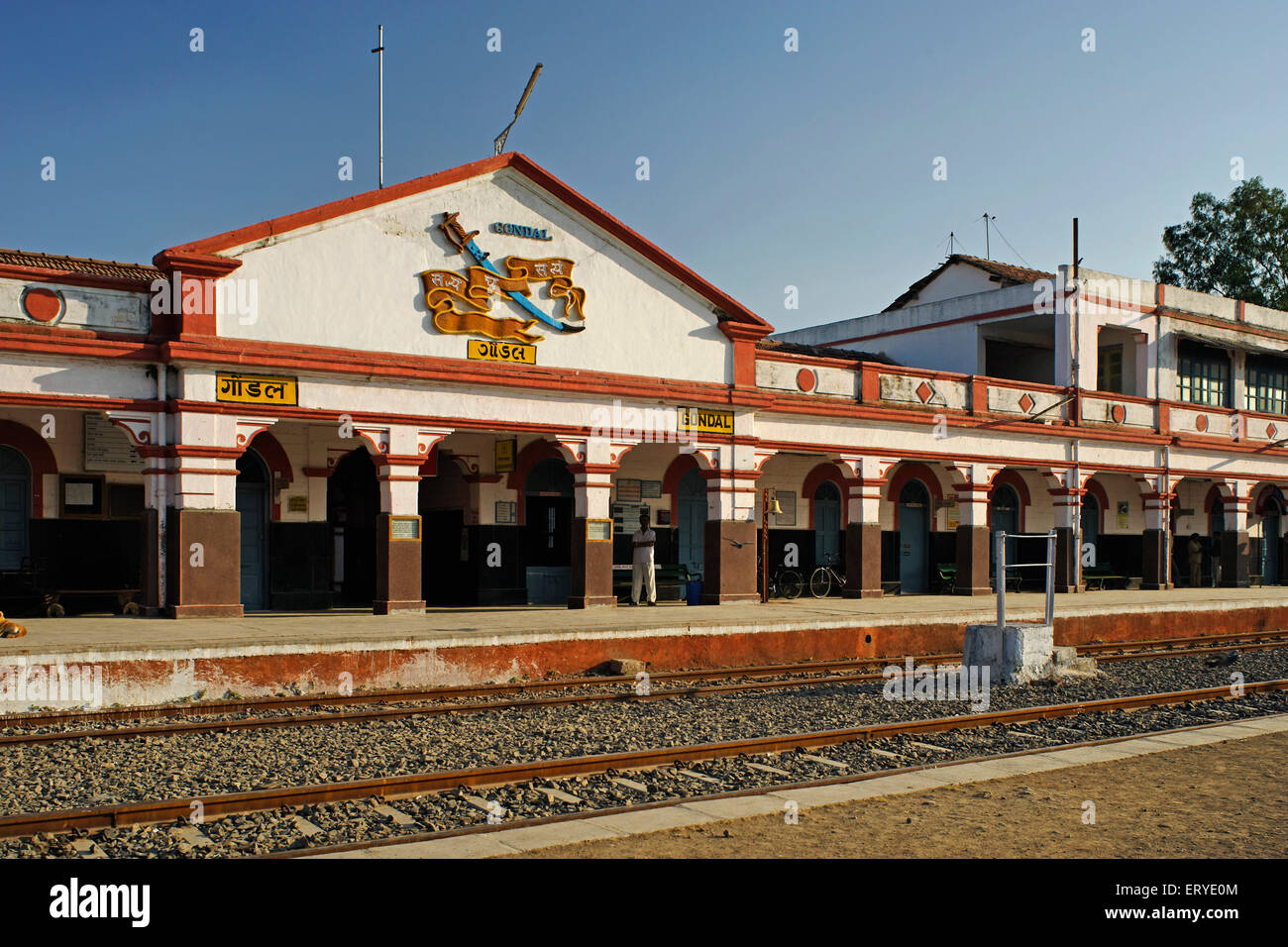 Indian railway platform hi-res stock photography and images - Alamy