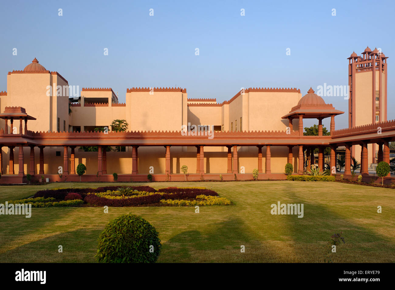 Swaminarayan hindu mandir temple hi-res stock photography and images ...