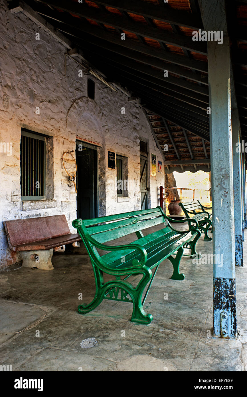 Railway bench hi-res stock photography and images - Alamy