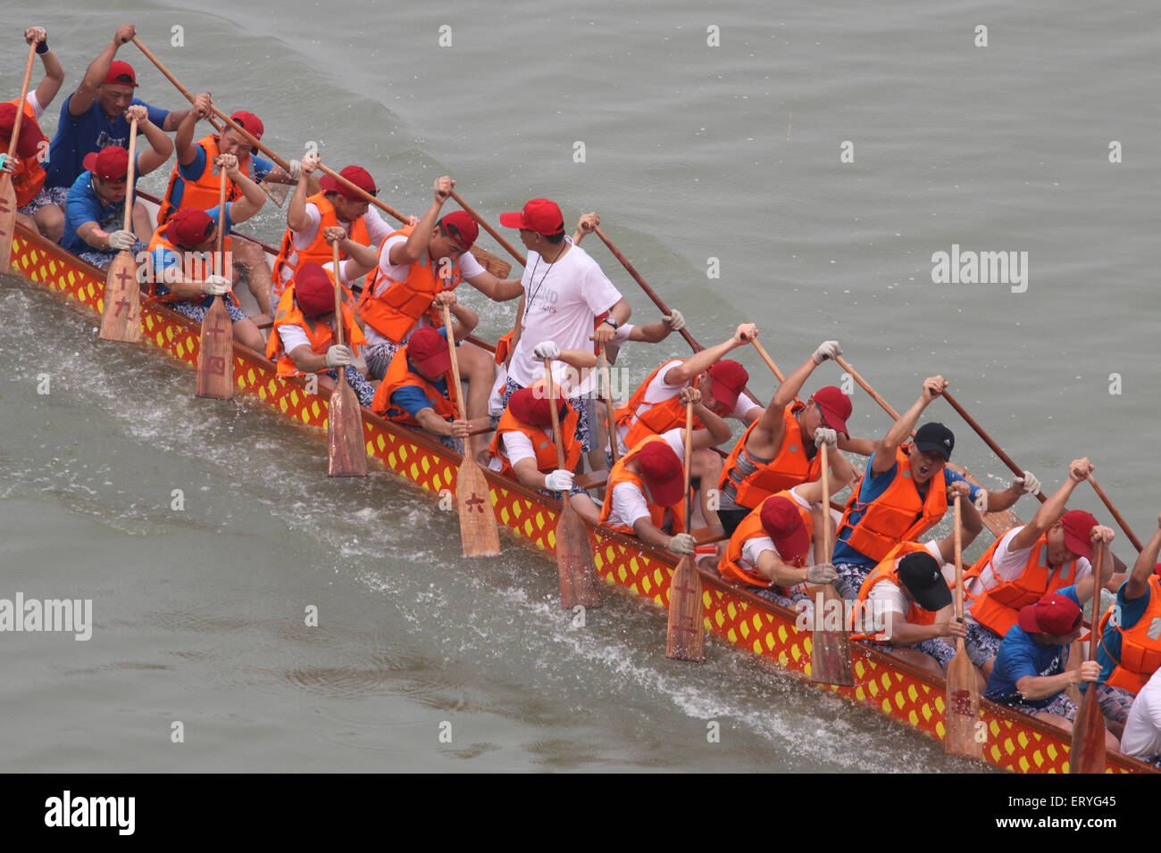 Men row a dragon boat hi-res stock photography and images - Alamy