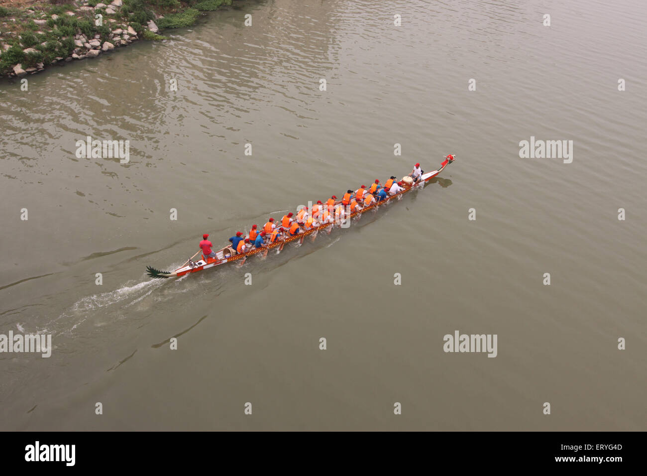 Men row a dragon boat hi-res stock photography and images - Alamy