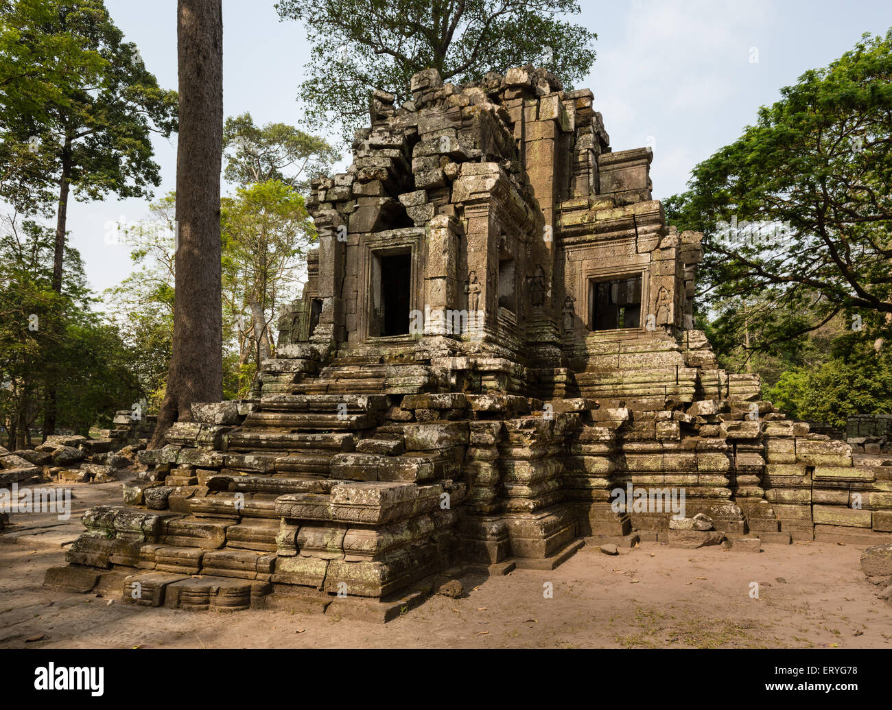 Preah Pithu, Prasat Temple U., dvarapalas and devatas at the entrance ...