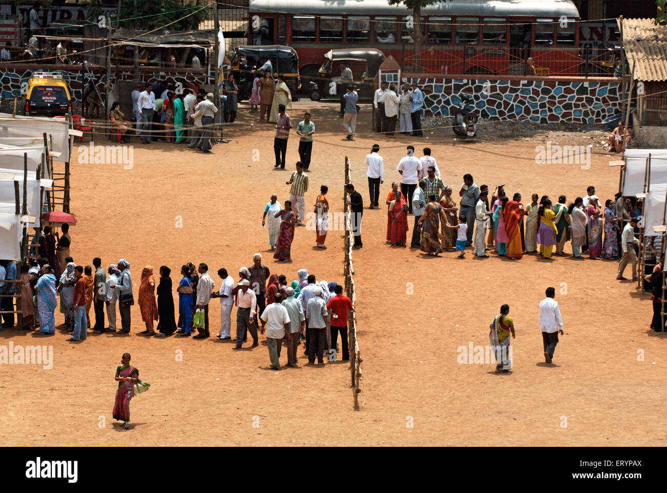 Electorate queues hi-res stock photography and images - Alamy