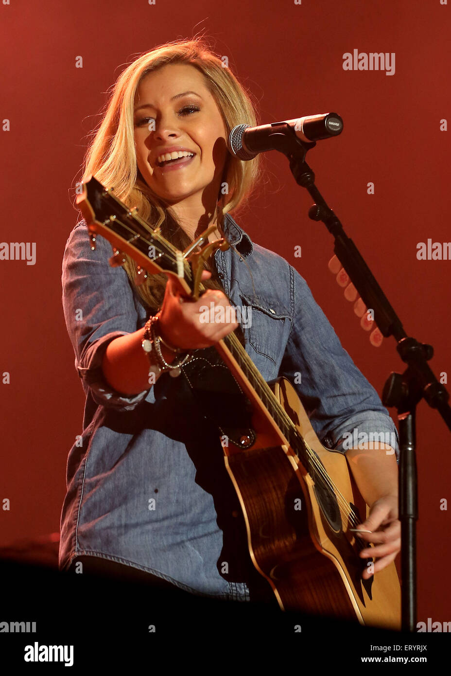 Lady Antebellum, David Nail, and Maddie & Tae Perform at Downtown Las ...