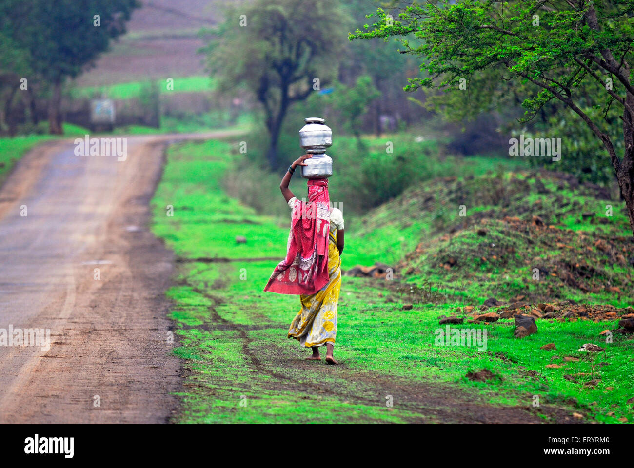 Indian woman carrying pot on head hi-res stock photography and images ...