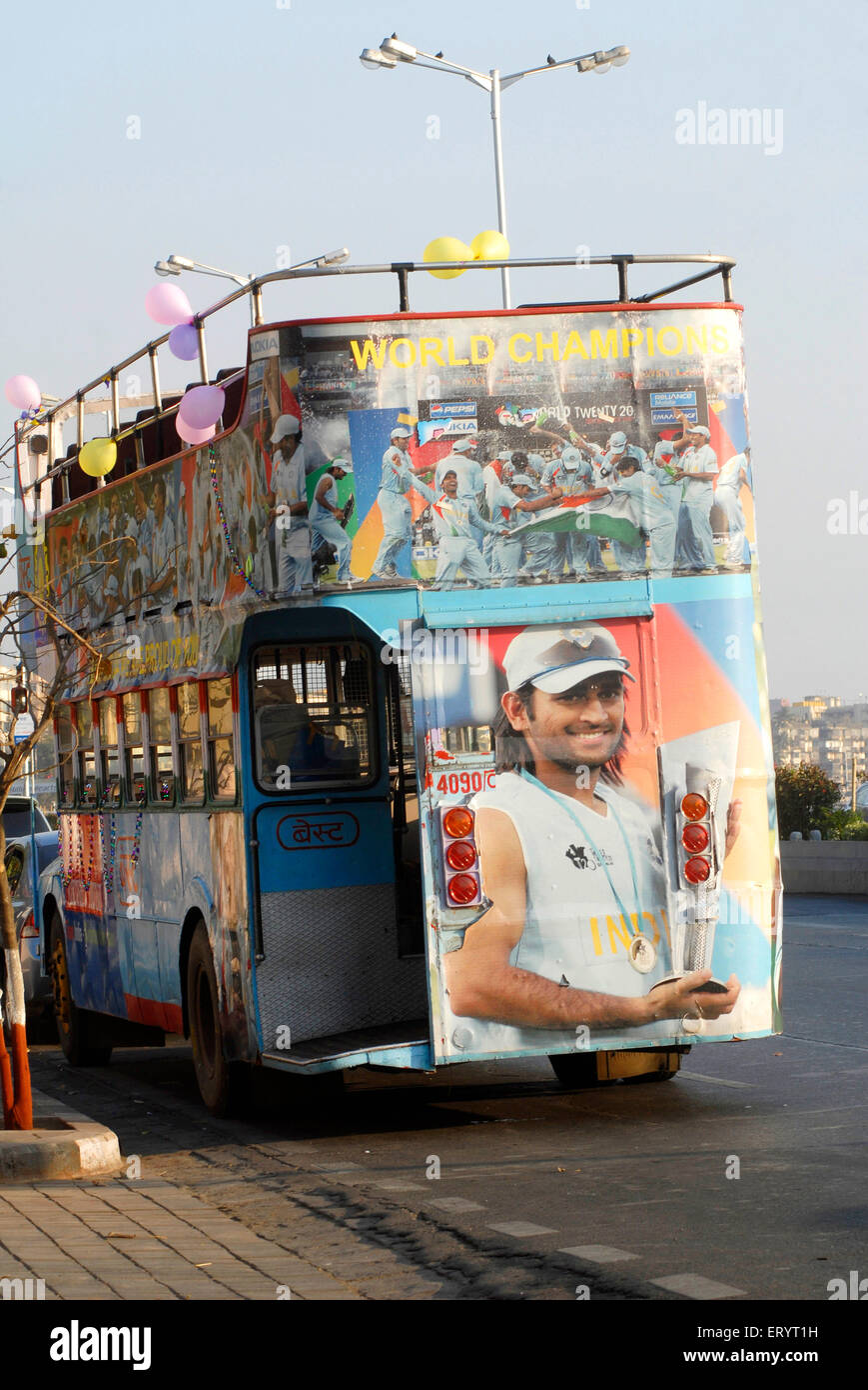 Mahendra Singh Dhoni with Indian cricket team picture on bus for ...