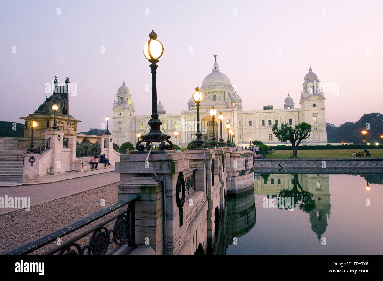 Victoria memorial calcutta statue hi-res stock photography and images ...