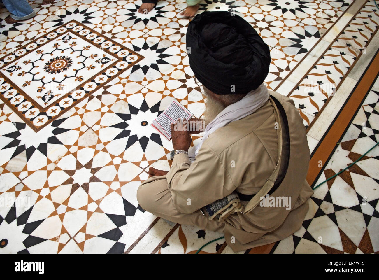 Sikh reading holy scriptures hi-res stock photography and images - Alamy