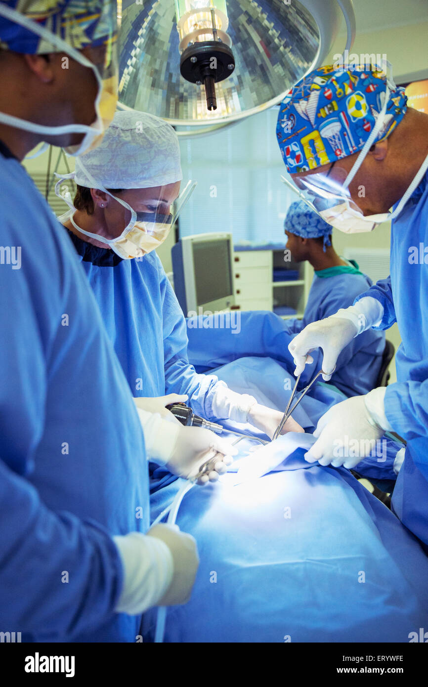 Surgeons performing surgery in operating room Stock Photo - Alamy