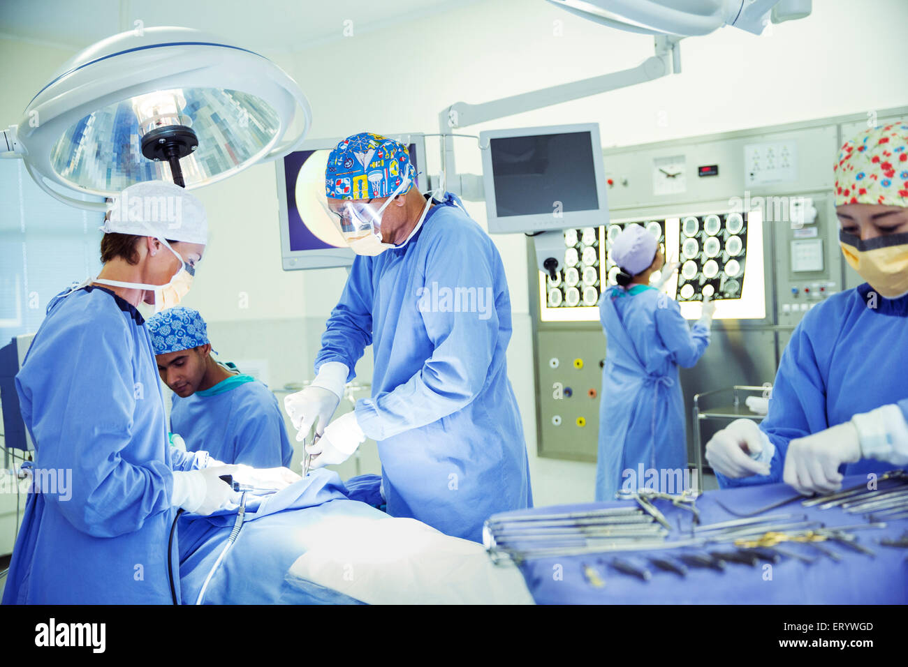 Surgeons performing surgery in operating room Stock Photo - Alamy
