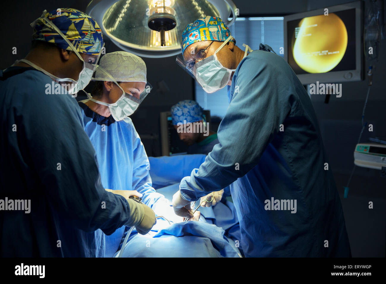 Surgeons performing surgery in operating room Stock Photo - Alamy