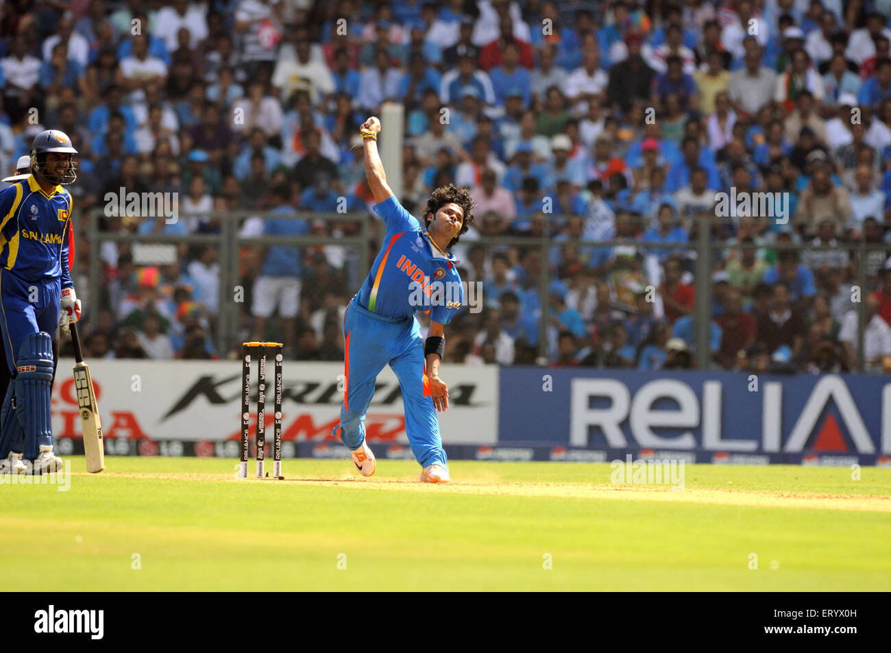 Indian crowd cricket stadium hi-res stock photography and images - Alamy