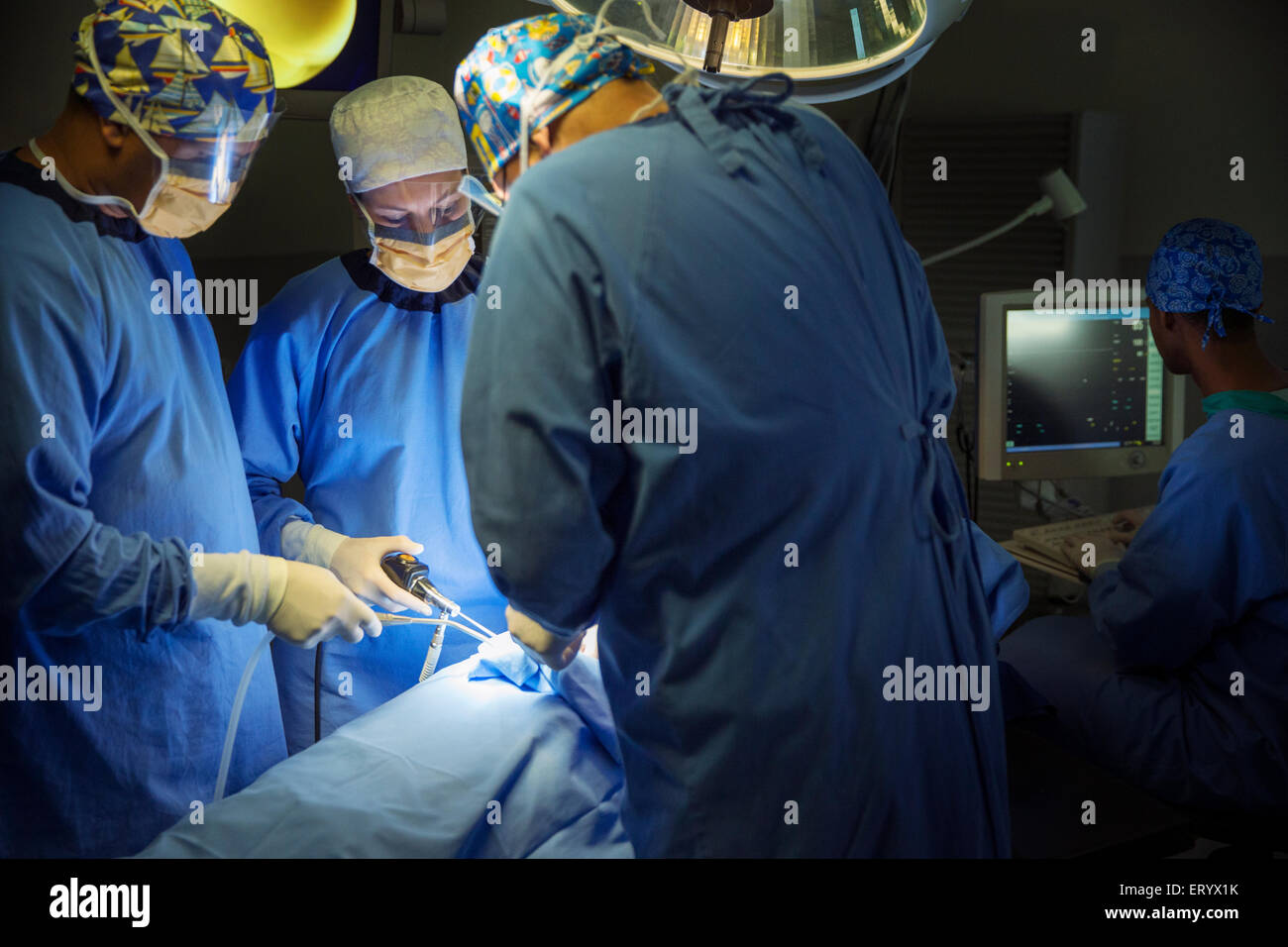 Surgeons performing surgery in operating room Stock Photo - Alamy