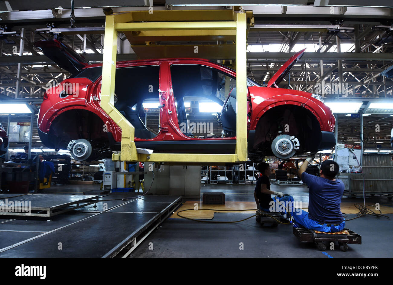 Auto workers on assembly line hi-res stock photography and images - Alamy