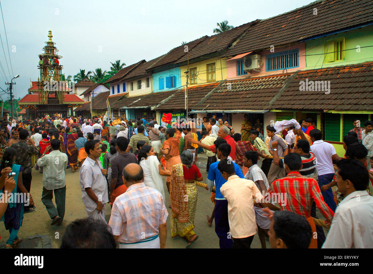 Crowd pulling rope chariot hi-res stock photography and images - Alamy