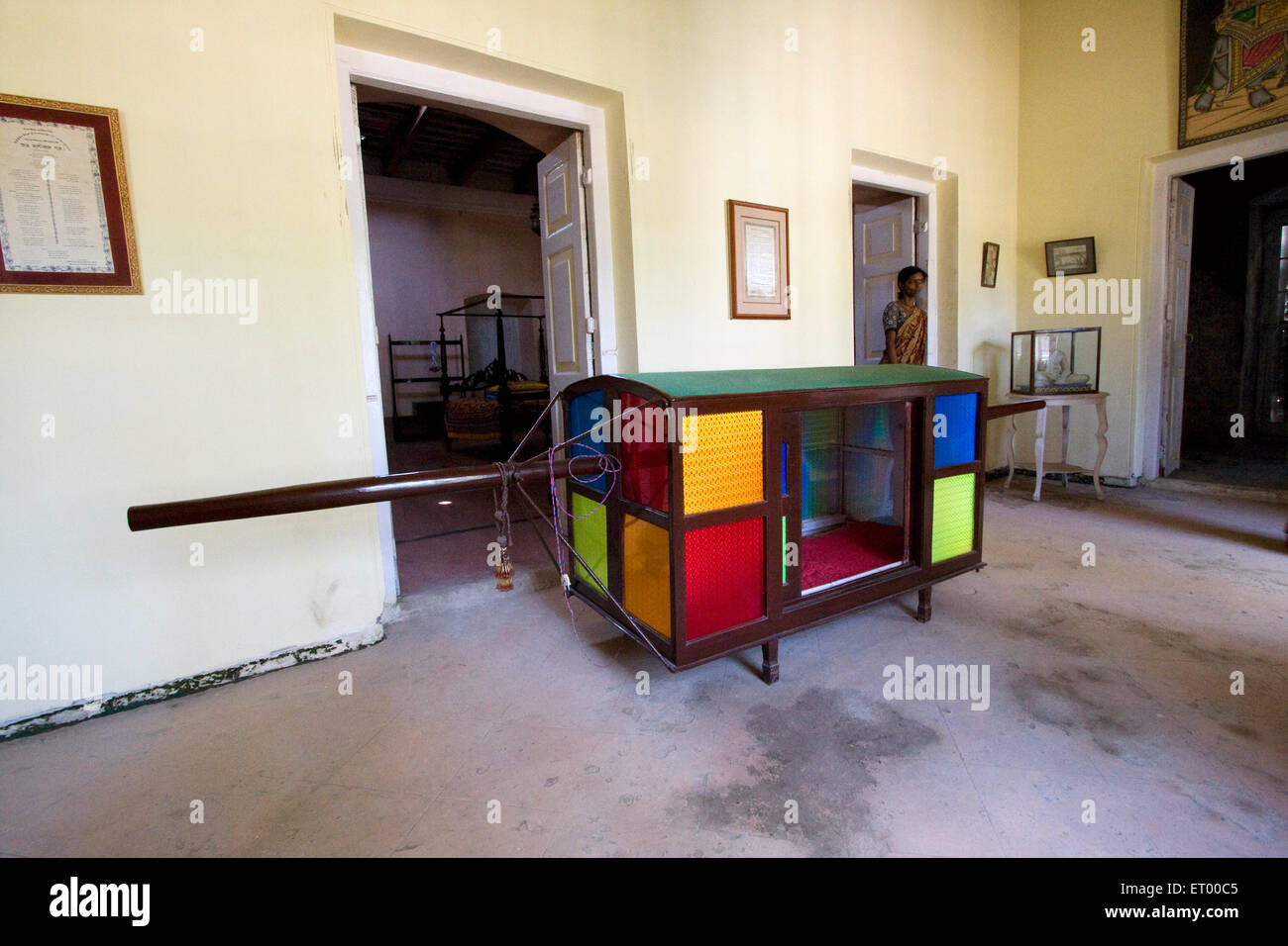 Palanquin with queen hi-res stock photography and images - Alamy