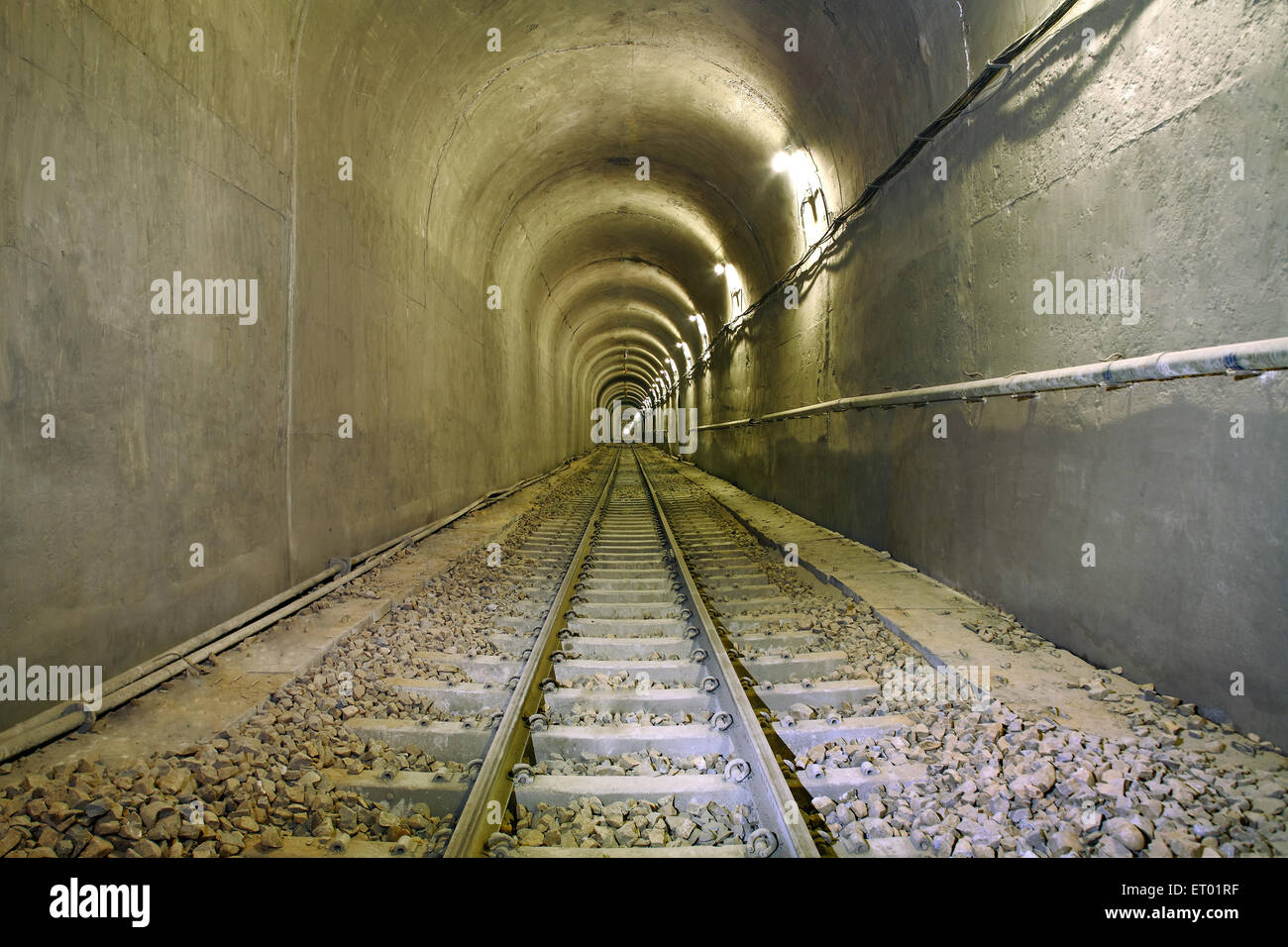 Empty train tunnel hi-res stock photography and images - Alamy