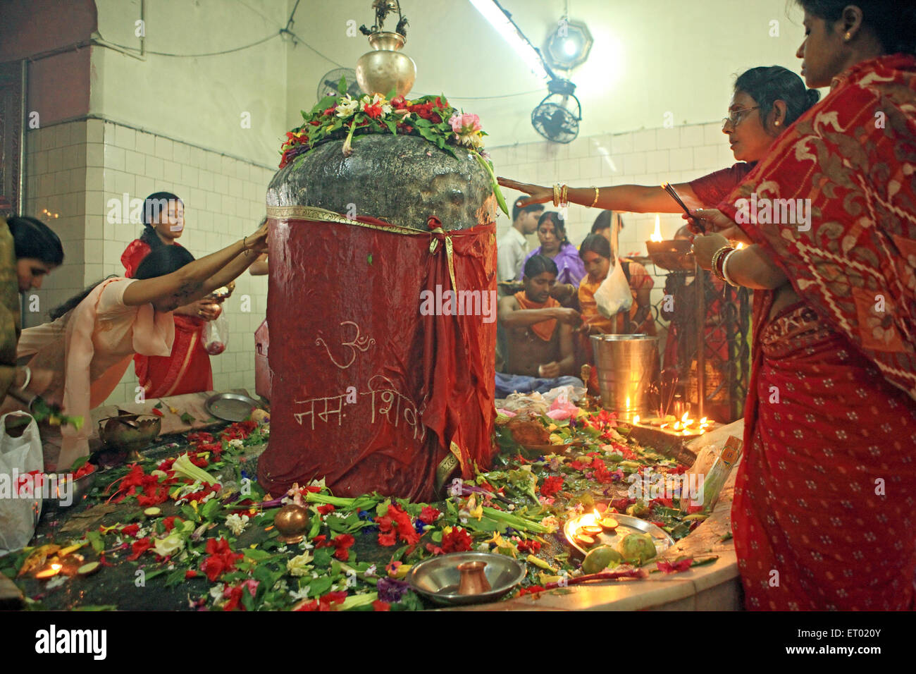 Hindu temple prayers india hi-res stock photography and images - Alamy