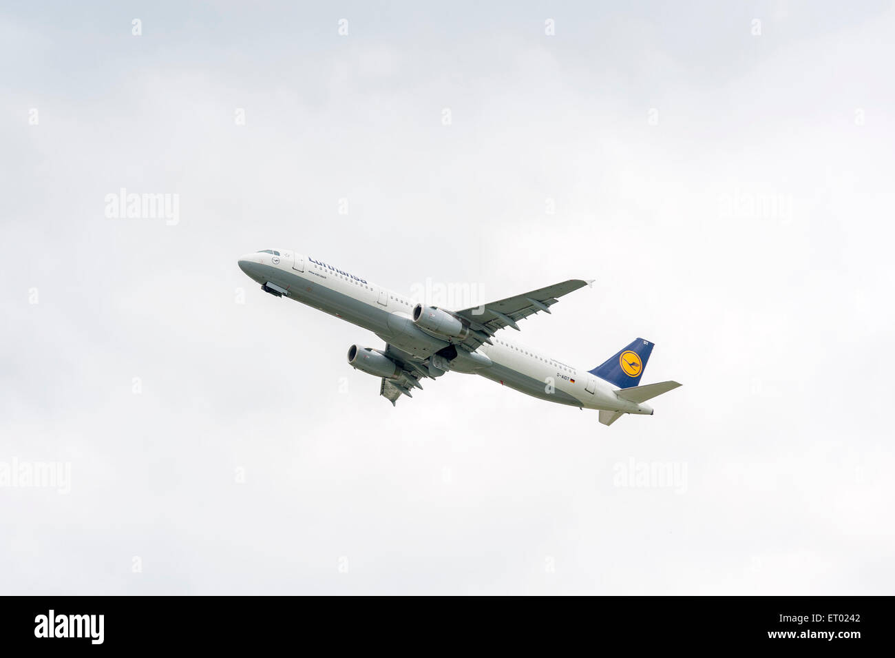 Airbus a321 airline wing hi-res stock photography and images - Alamy