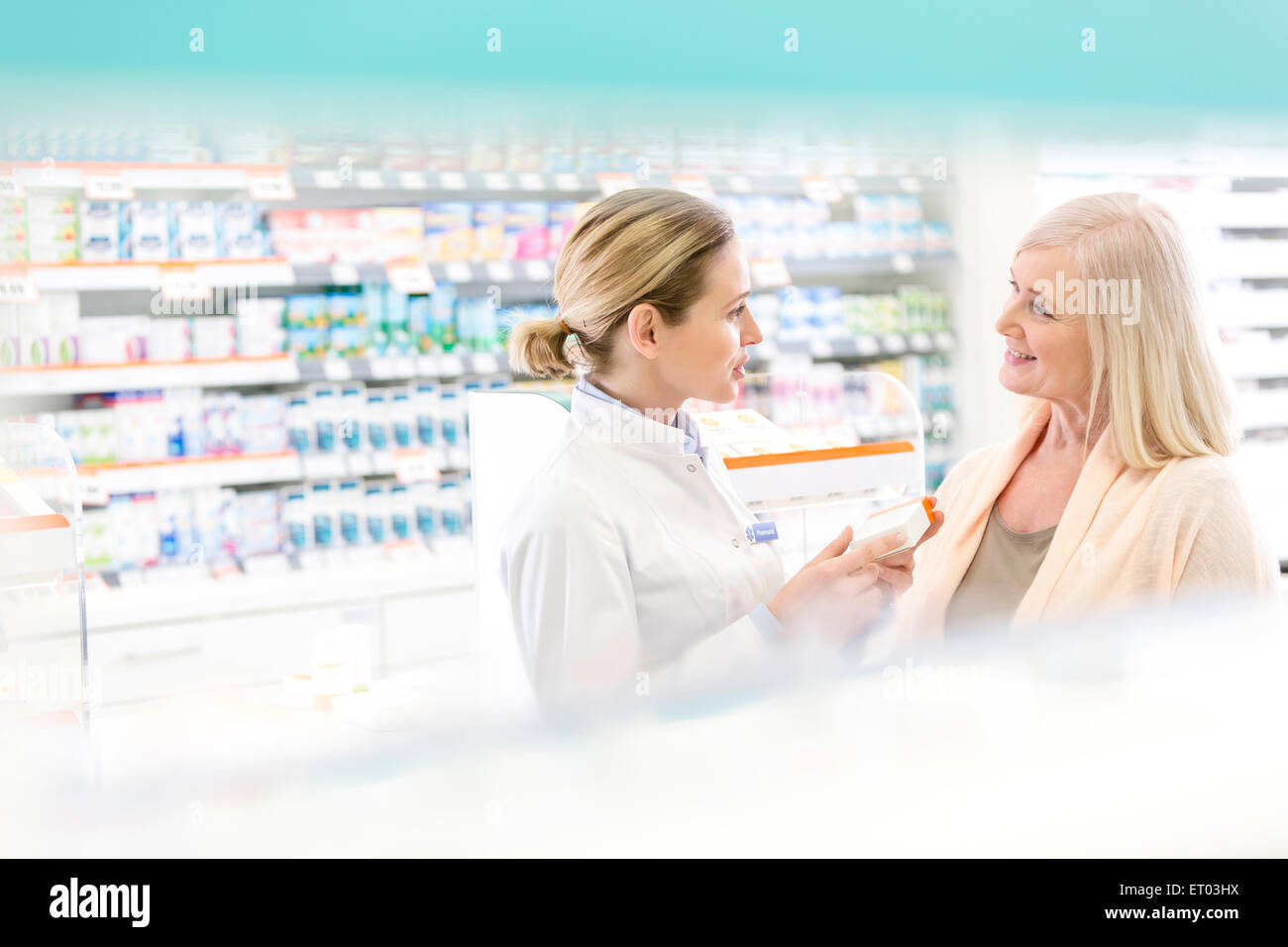Pharmacist and customer talking in pharmacy Stock Photo - Alamy