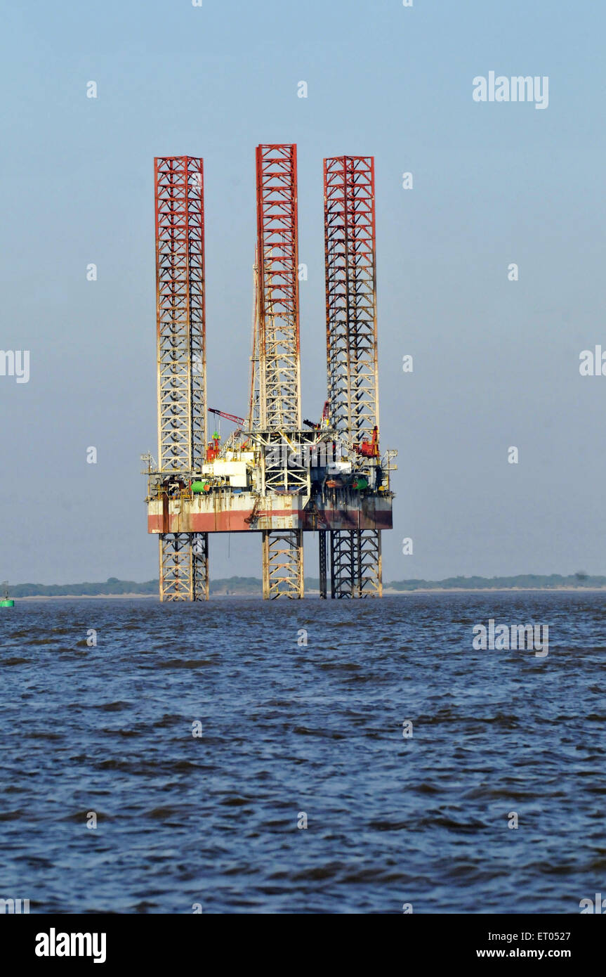 Offshore Rig in Pipavav Port at Gujarat India Stock Photo - Alamy