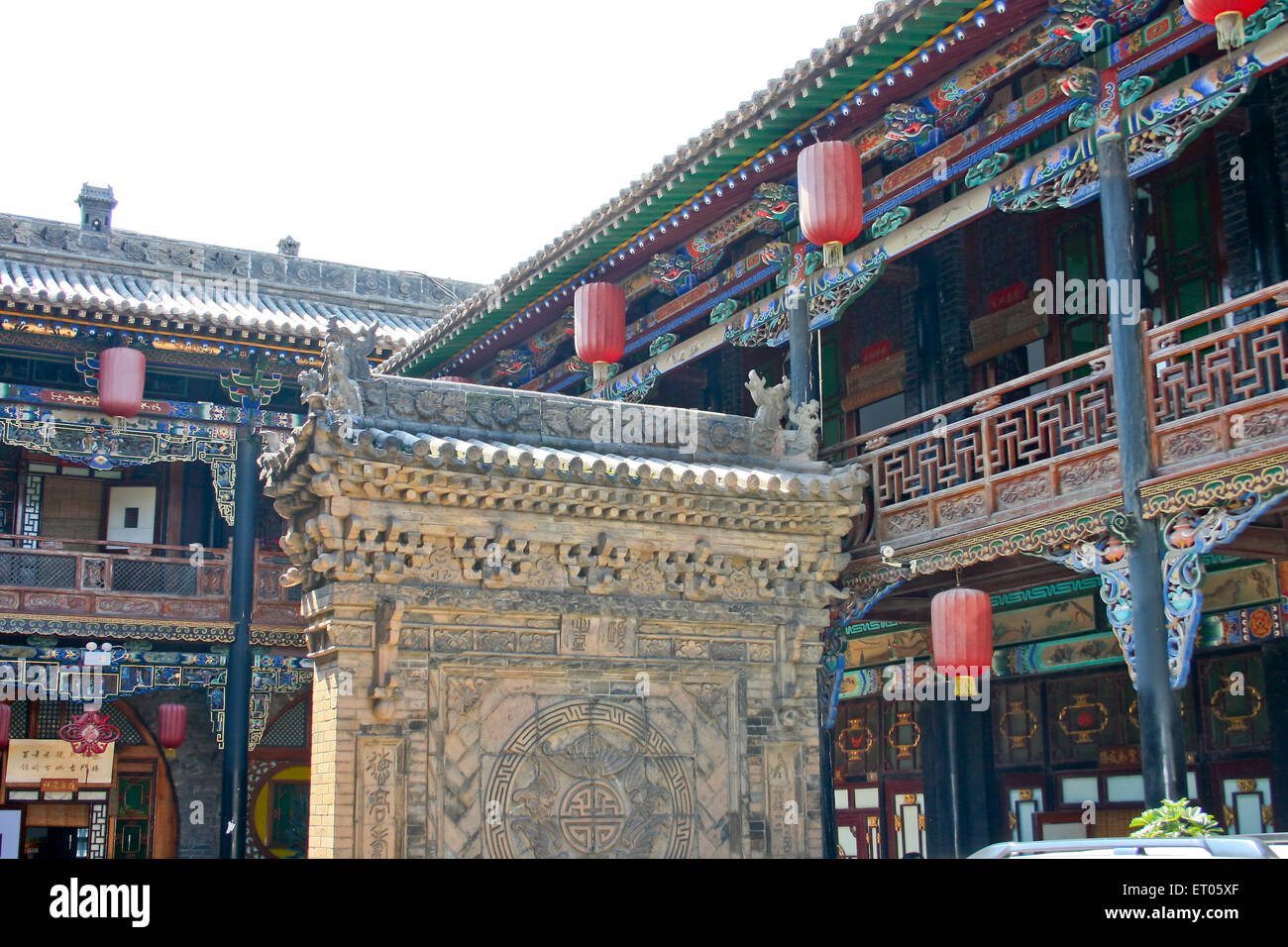 The courtyard and home decorations in the ancient city of Pingyao ...