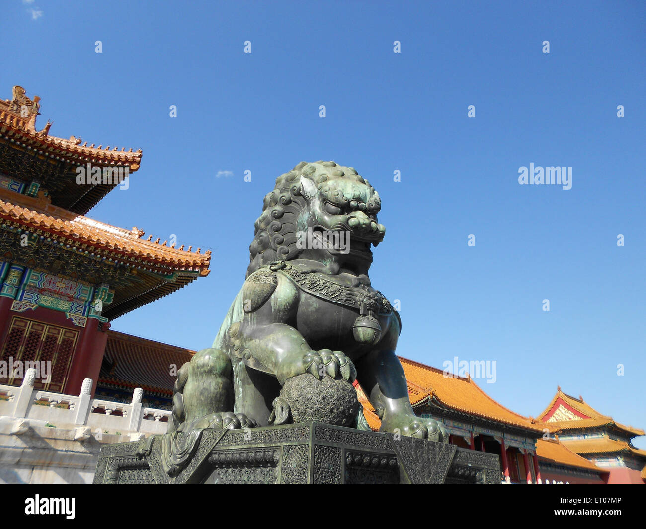 Bronze lions guarding the pavilion in the "Forbidden City" in Beijing ...