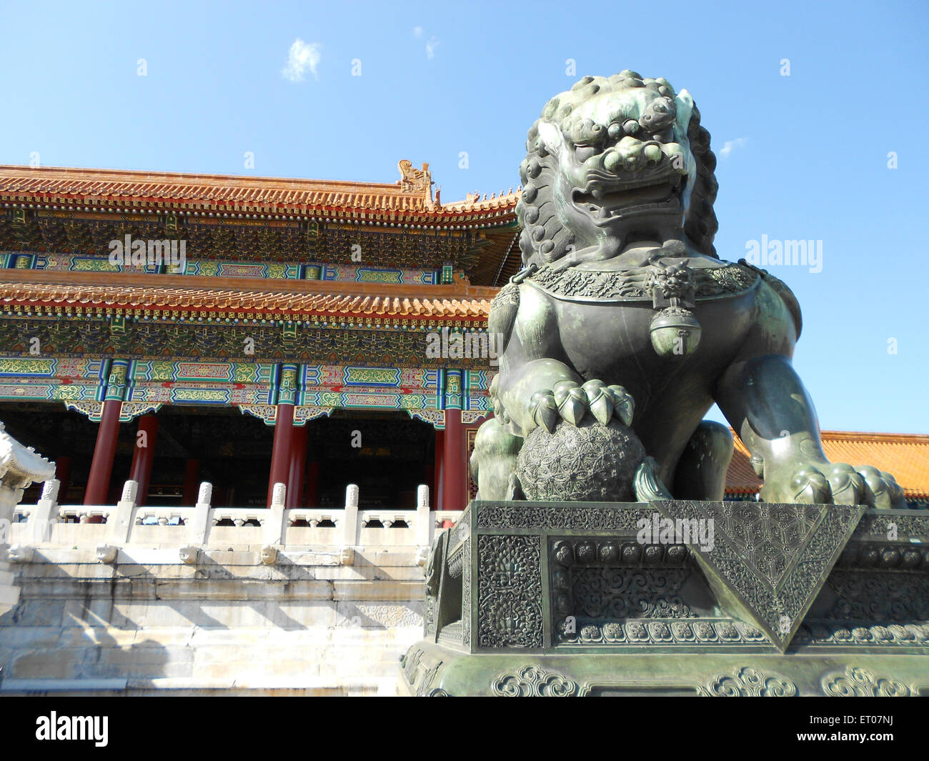 Bronze lions guarding the pavilion in the "Forbidden City" in Beijing ...