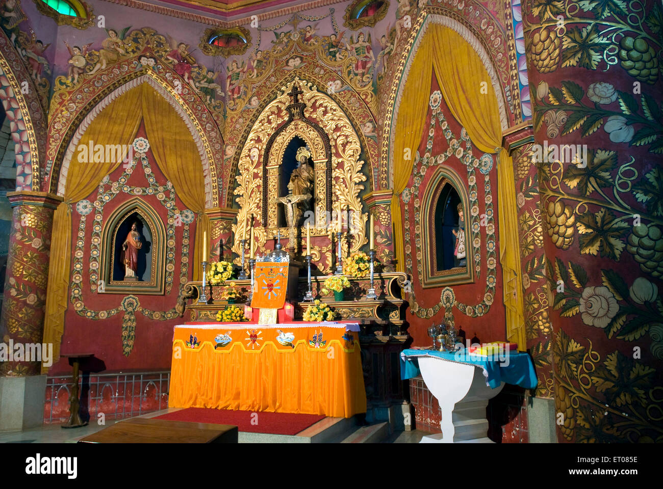 Art in wood ; St. Anthony's church built in 18th century ; Ollur ...