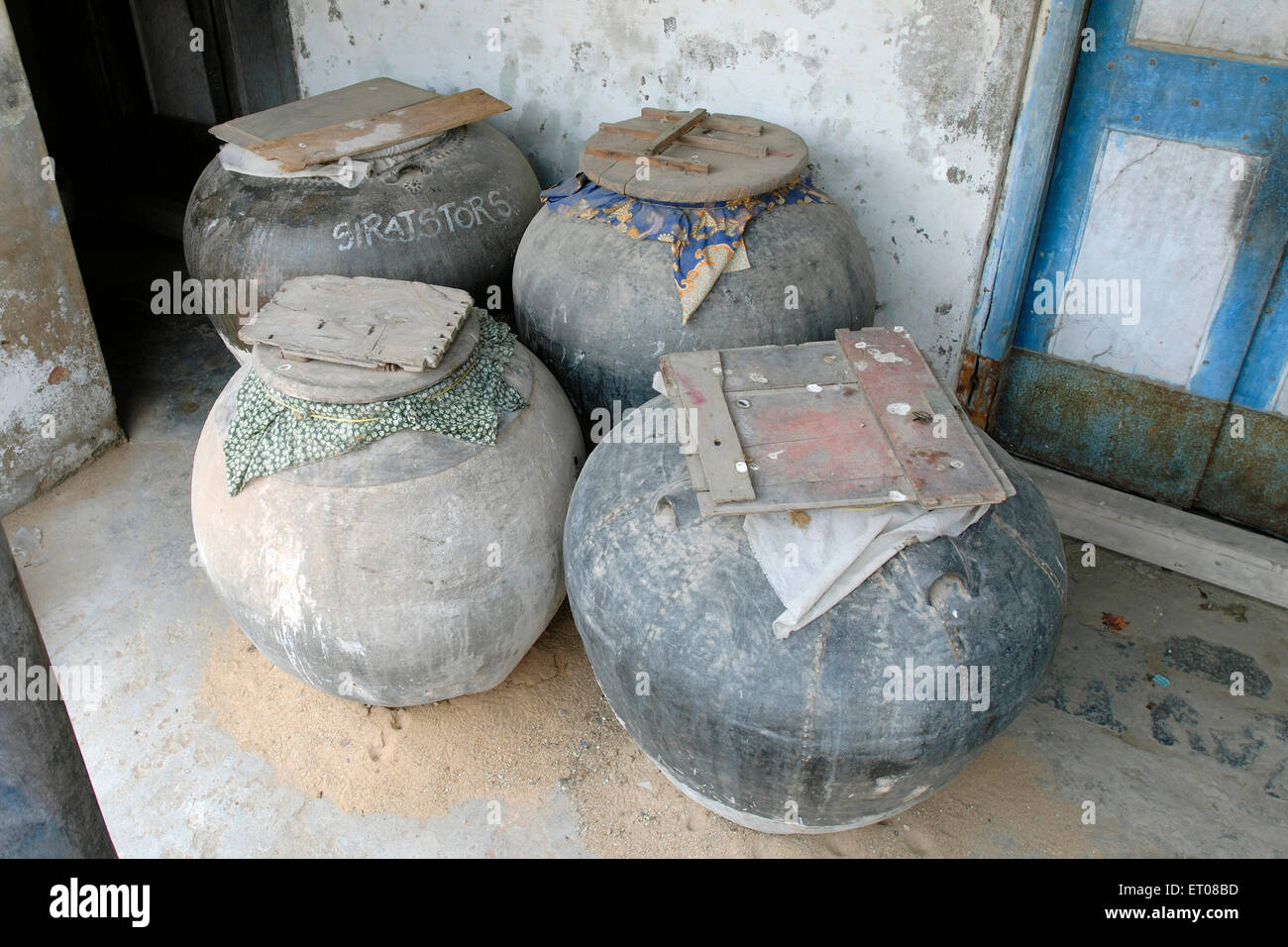 Indian clay pots hi-res stock photography and images - Alamy