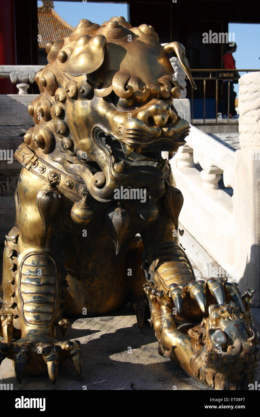 Bronze lions guarding the pavilion in the "Forbidden City" in Beijing ...