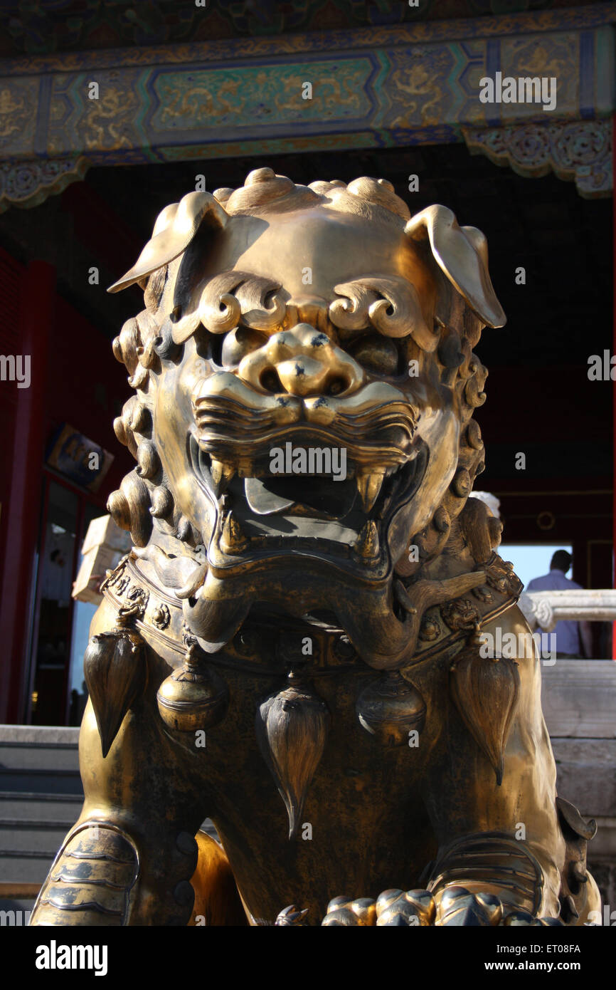Bronze lions guarding the pavilion in the "Forbidden City" in Beijing ...