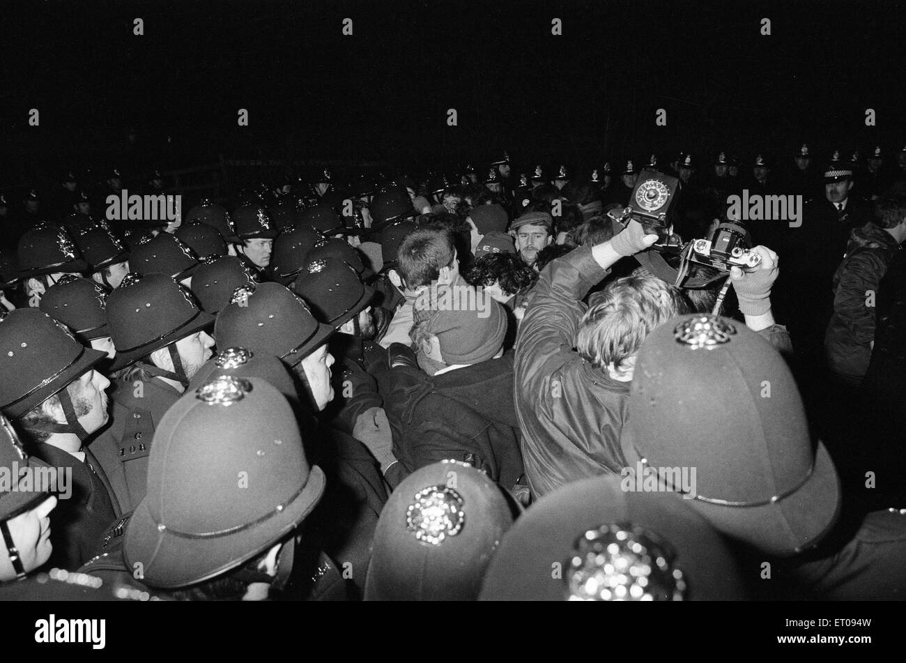 Striking miners and police 1984 hi-res stock photography and images - Alamy