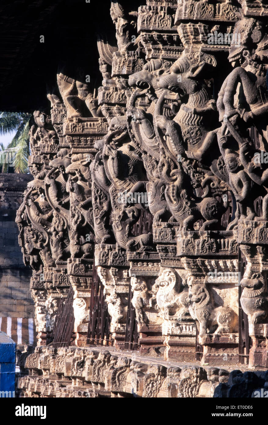 Sculptures on temple pillar hi-res stock photography and images - Alamy