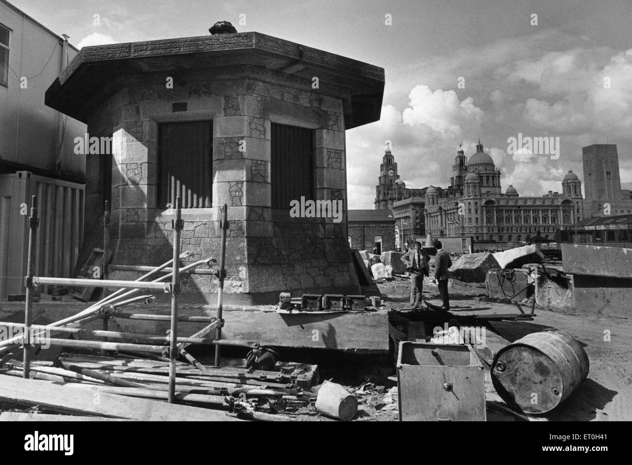 Liverpool Albert Dock re-development 1st August 1983. The Gate Hut ...