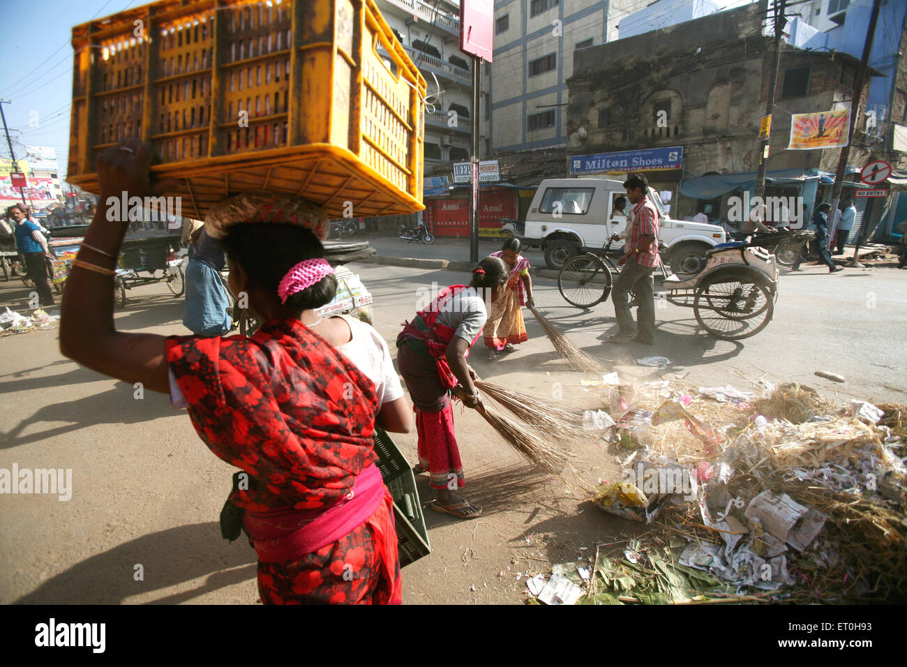Street Sweepers Of India High Resolution Stock Photography and Images ...
