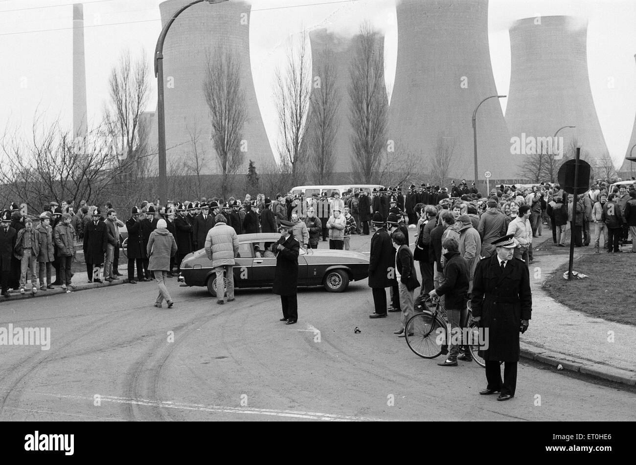 Miners Strike 1984 - 1985, Pictured. Pickets at Lea Hall Colliery ...