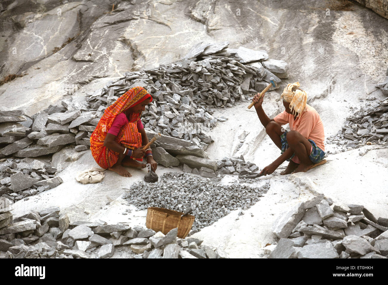 India stone breaking hi-res stock photography and images - Alamy