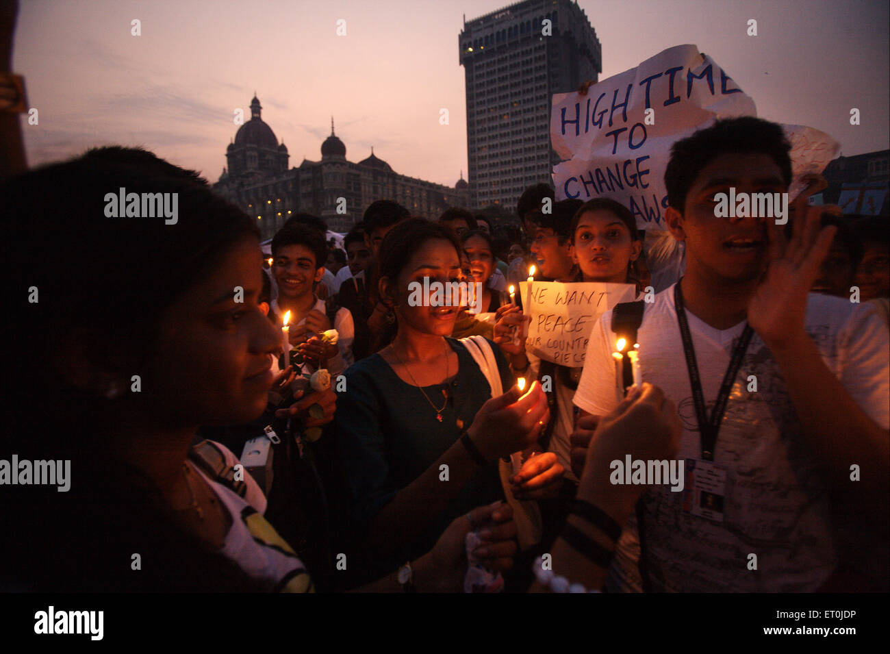 People lighting candles Taj Mahal hotel paying victims terrorist attack ...
