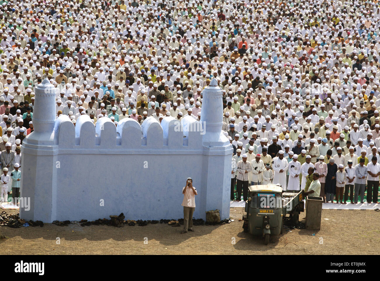 Crowd offering their Eid al Fitr or Ramzan id namaaz at Lashkar e ...