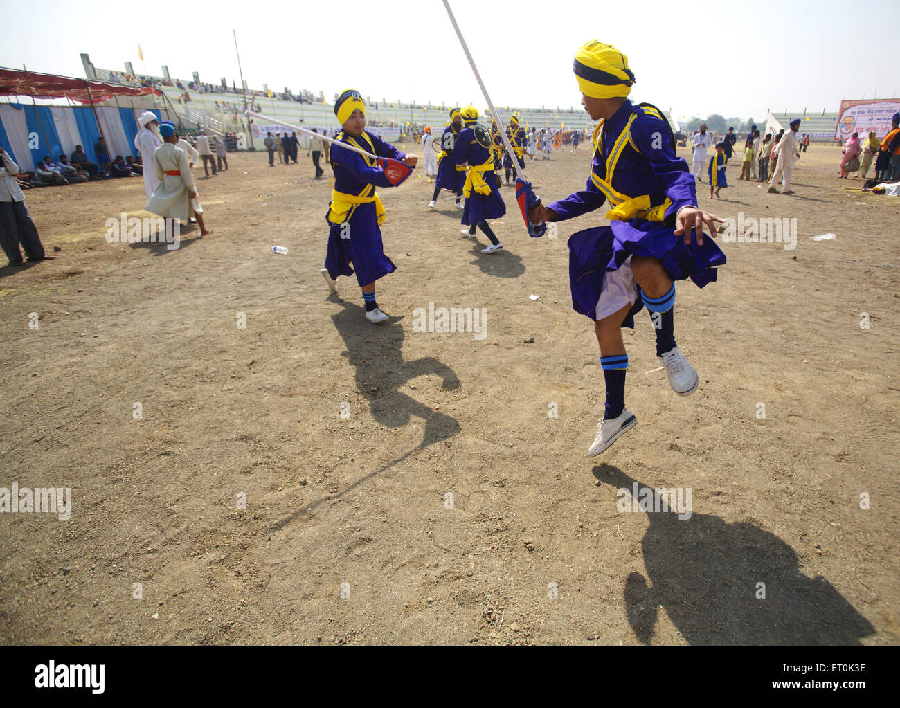Men fighting with swords hi-res stock photography and images - Alamy