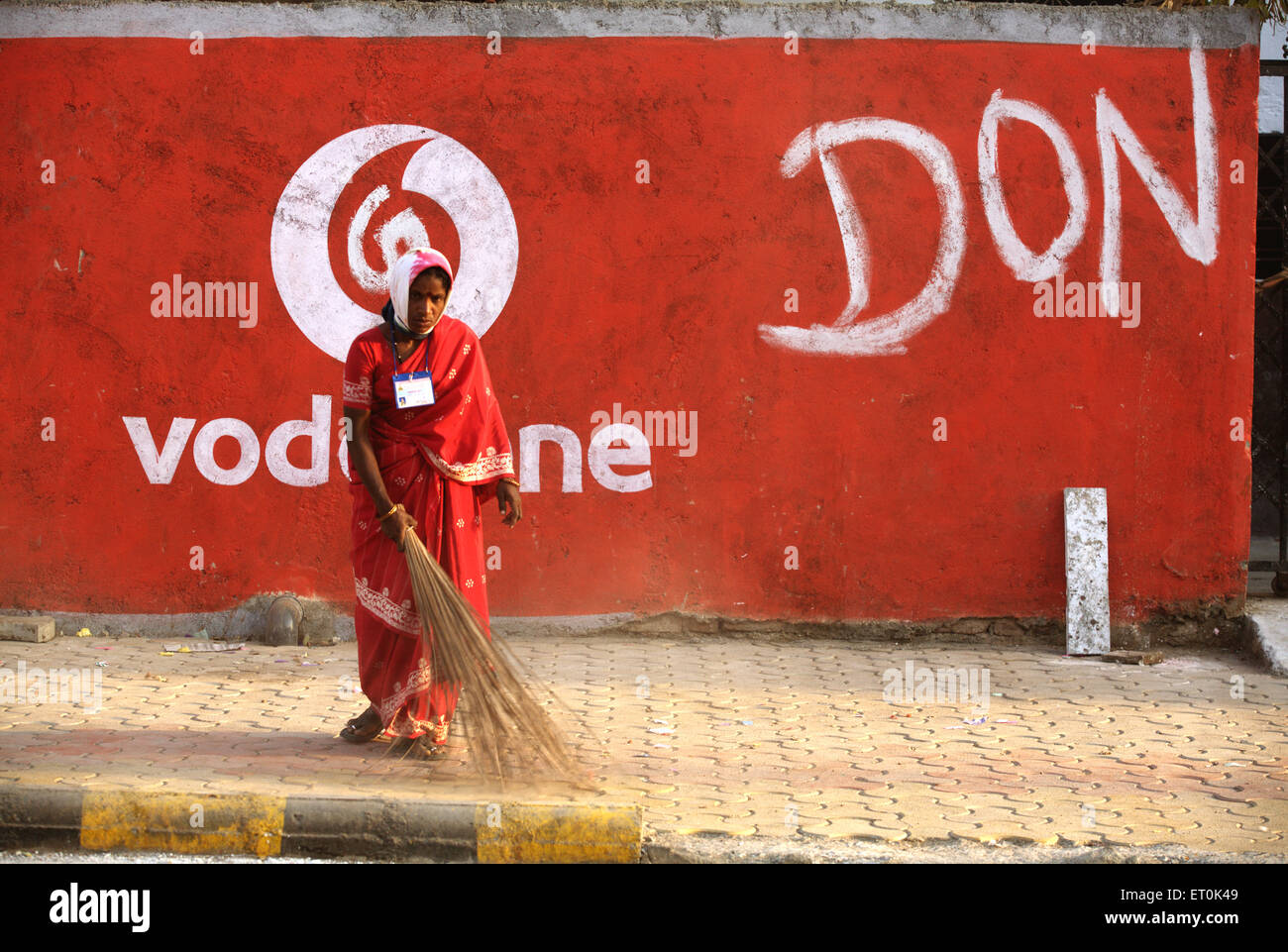Street sweepers of india hi-res stock photography and images - Alamy