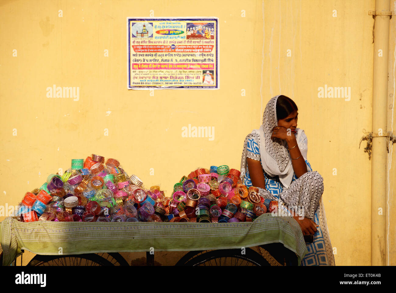 Footpath seller hi-res stock photography and images - Alamy