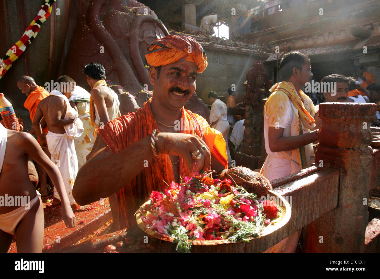 Gomateshwara bahubali statue High Resolution Stock Photography and ...