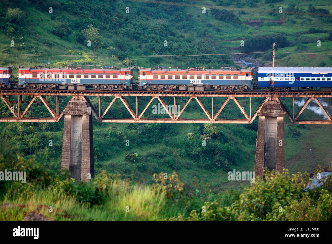 Train bridges hi-res stock photography and images - Alamy
