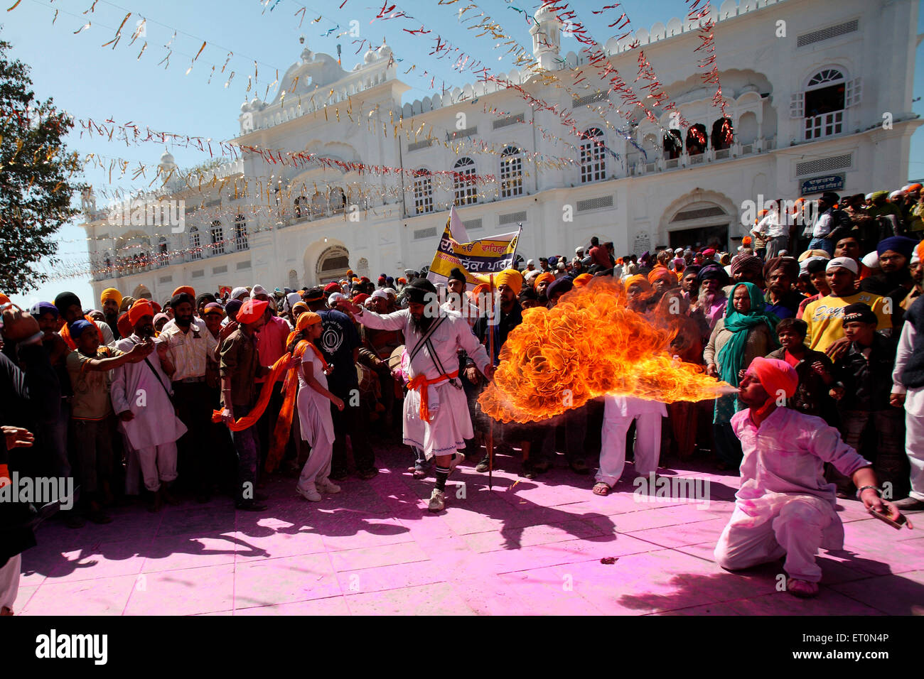 Karsevak of Gurudwara performing stunt with throwing fire during Hola ...
