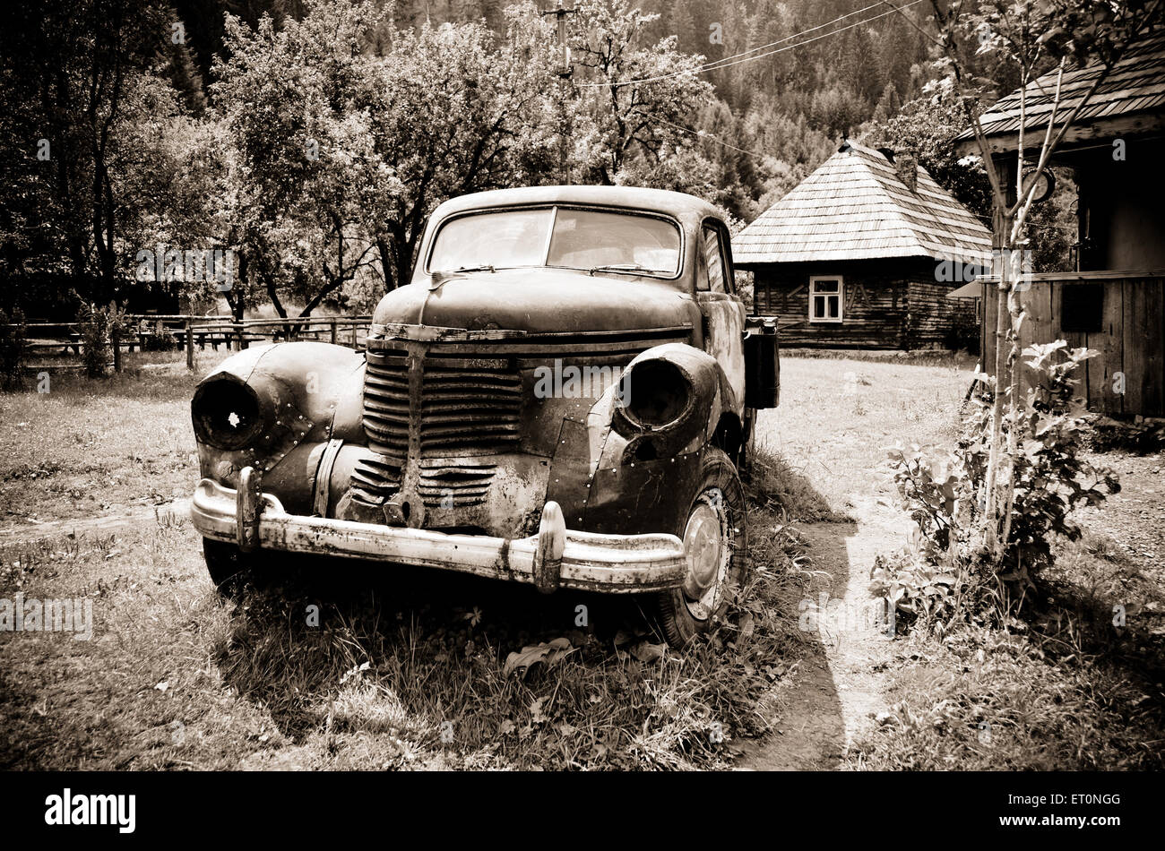Rusty car and house hi-res stock photography and images - Alamy