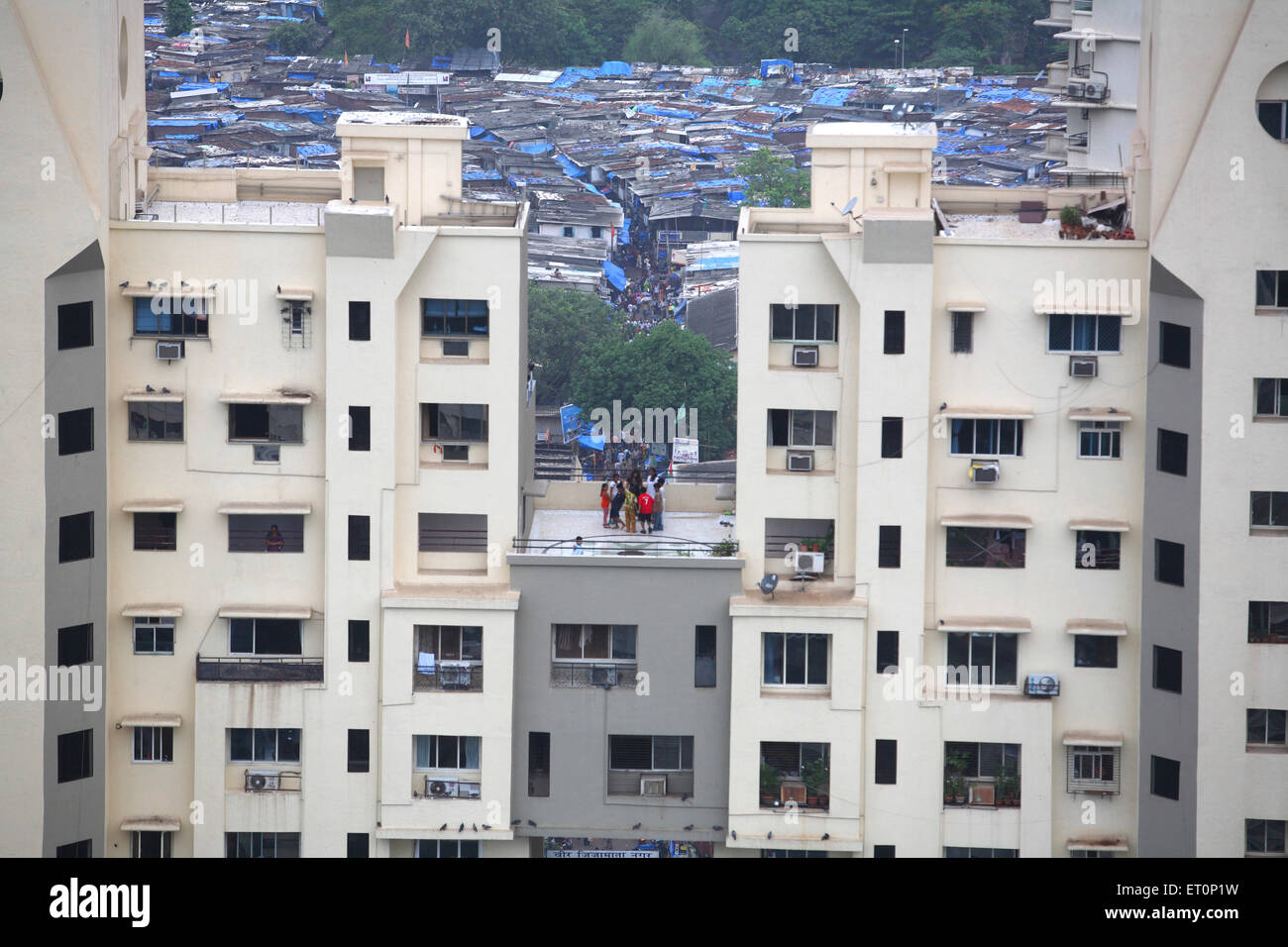 High rise buildings slums mumbai hi-res stock photography and images ...