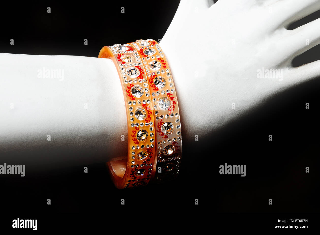 Lac bangles india hi-res stock photography and images - Alamy