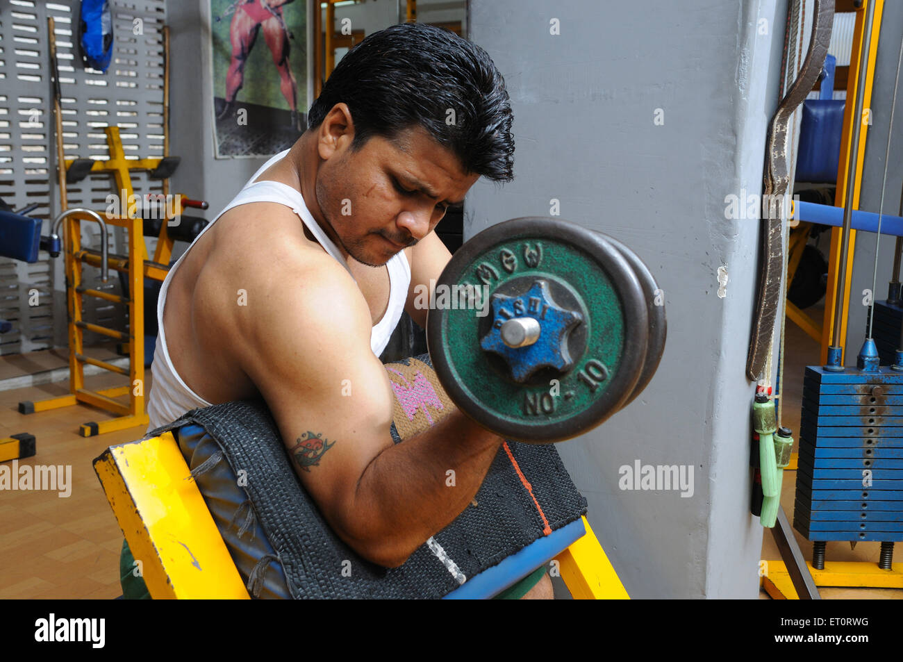 Men keep fit in gymnasium hi-res stock photography and images - Alamy